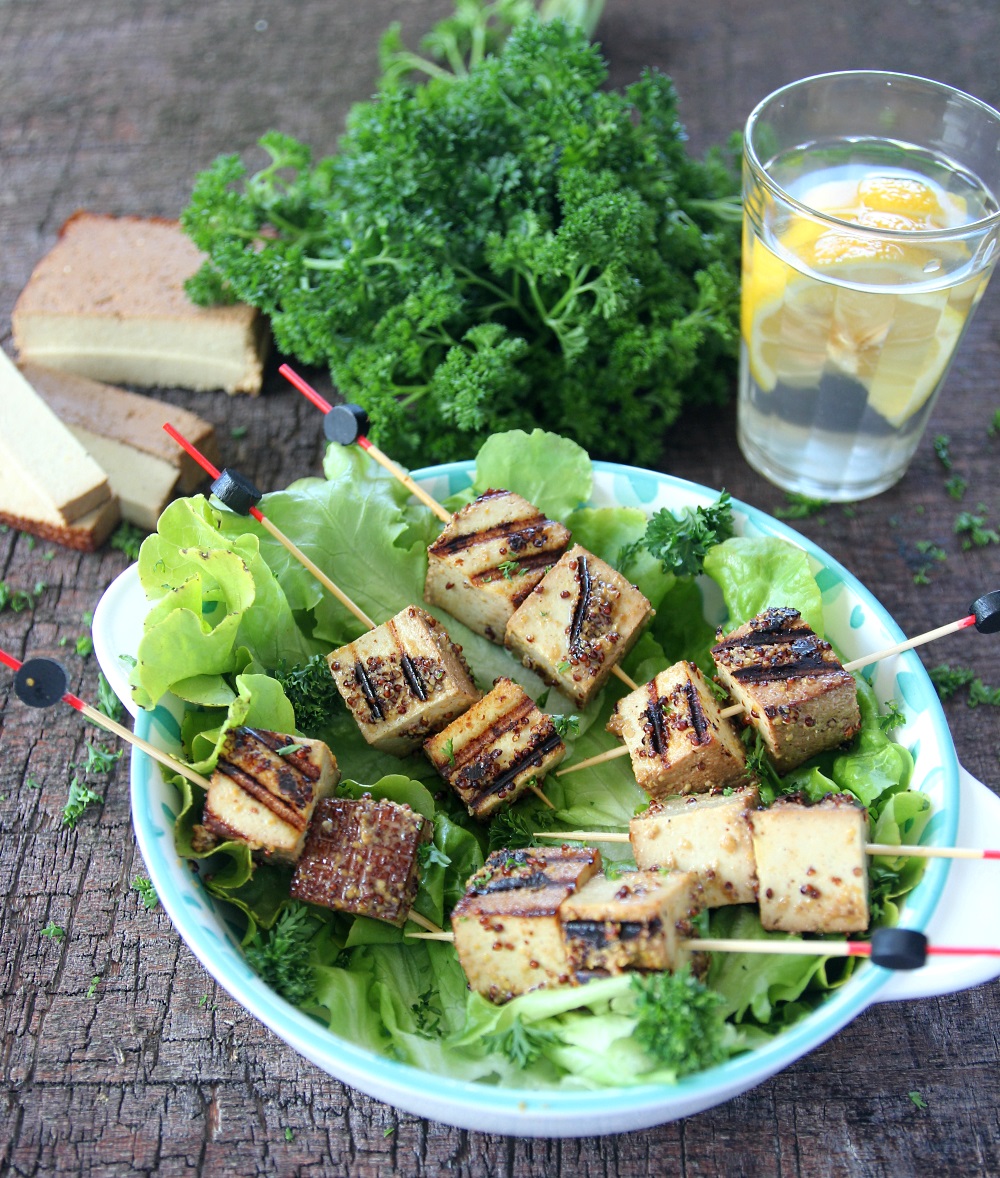 Brochettes de tofu fumé à la moutarde à l'ancienne - Payette cuisine